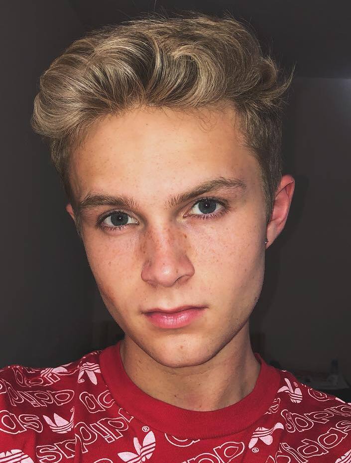 Simon Britton — Bio, Parents, YouTube career, Relationship, Net worth ...