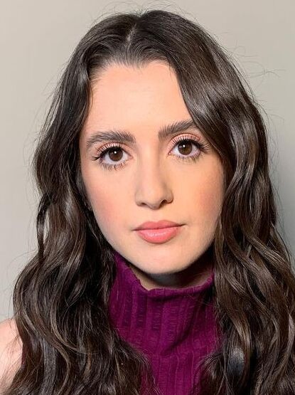 Laura Marano — Bio, Parents, TV career, Relationship, Net worth ...